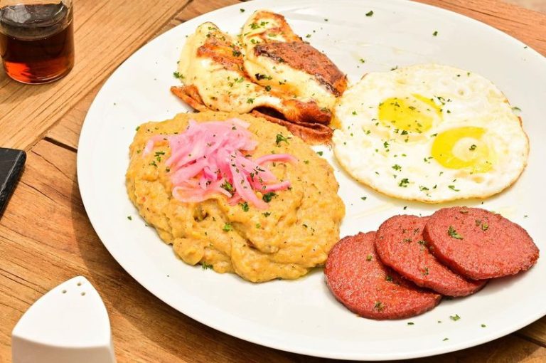 Mangú con Los Tres Golpes: Un Placer Gastronómico Dominicano